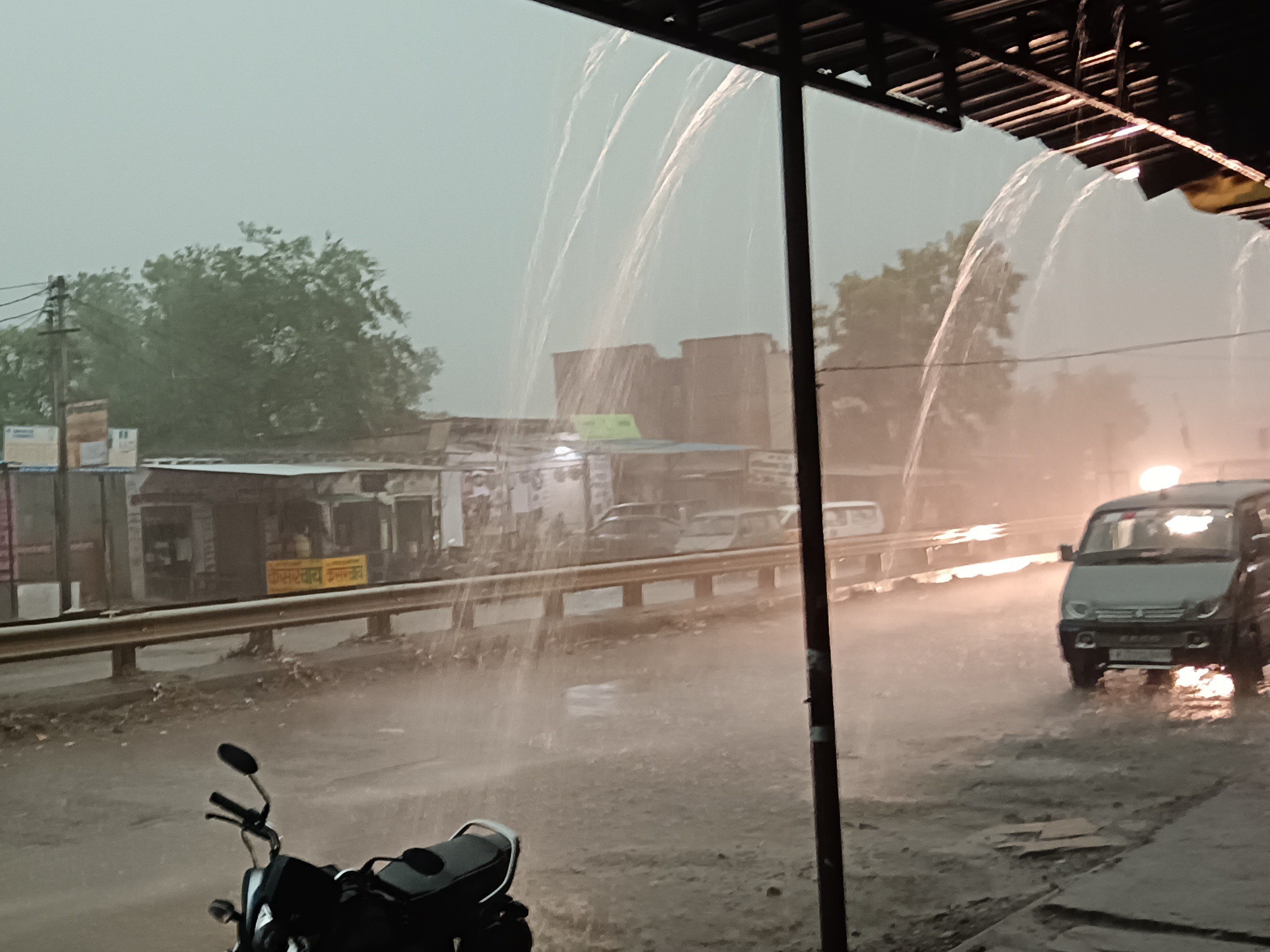 Badi Sadri Road Waterlogged | Nikumbh Heavy Rain & Hail; Commuters Face ...