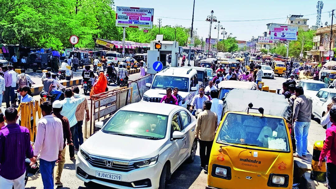 Ahimsa Circle: Frequent traffic jams within a 100-meter radius every day