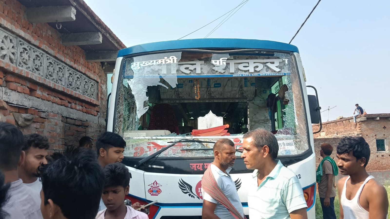 Stones pelted on a moving bus in Kataria, glass broken