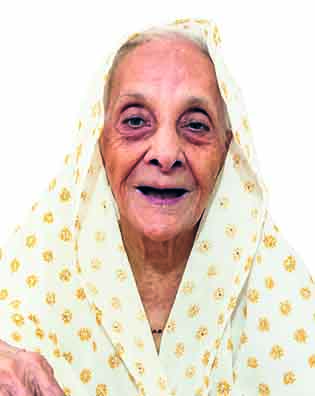 After the death of 91-year-old Geeta Devi, her family donated her eyes ...