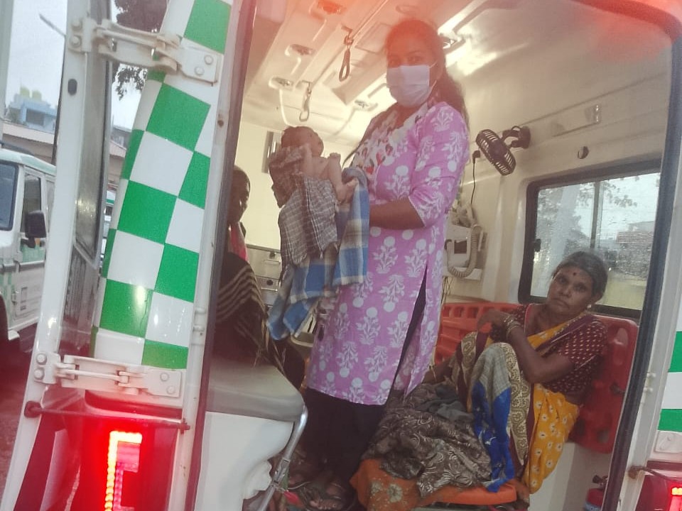 Balrampur Ambulance EMT Delivers Baby | Mother Newborn Safe