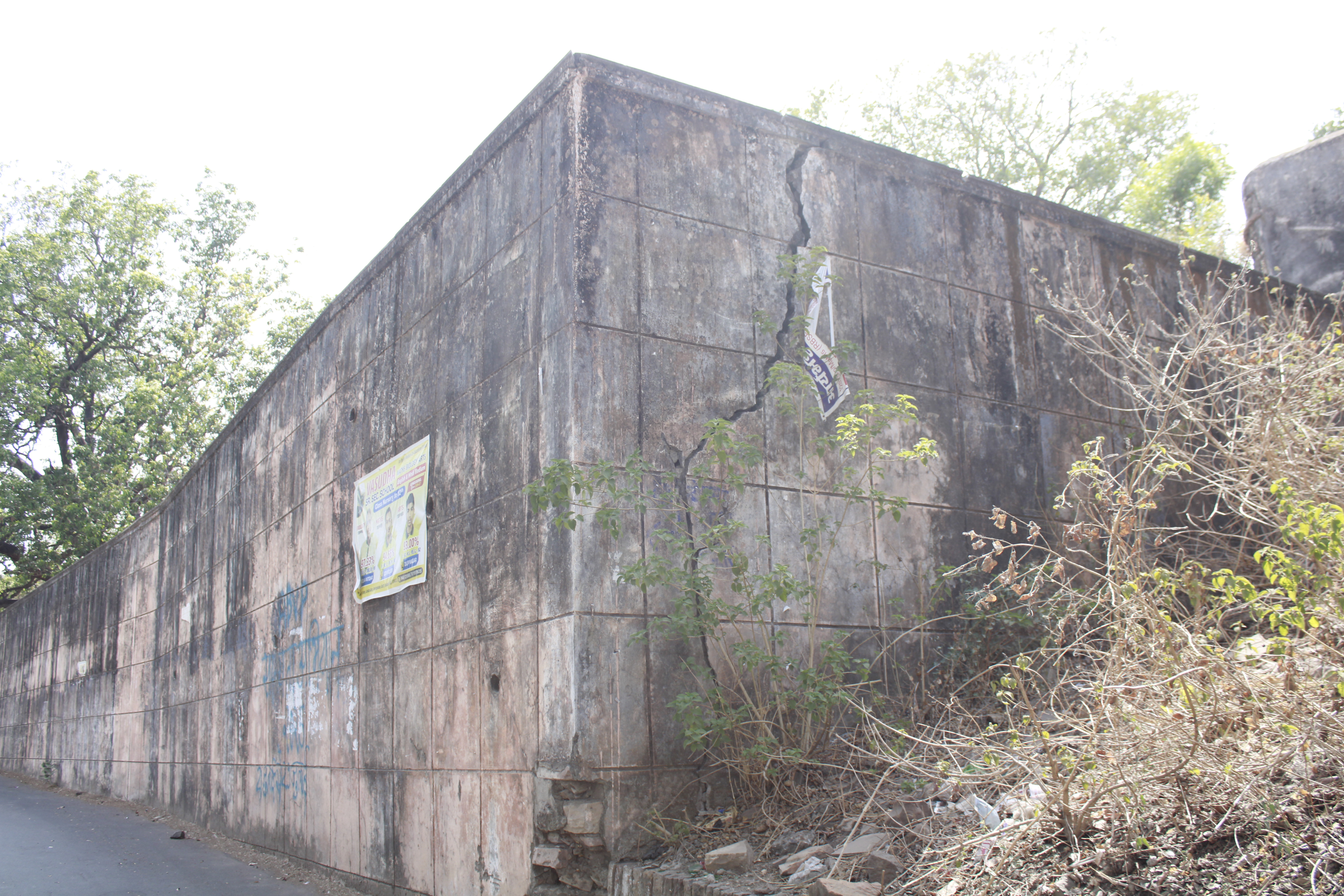 The wall of Madan Vilas is getting damaged, fear of a major accident