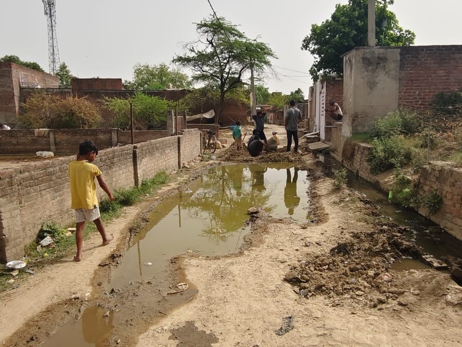 Pasai Pur Village Road Potholes & Stagnant Water | Villagers Troubled