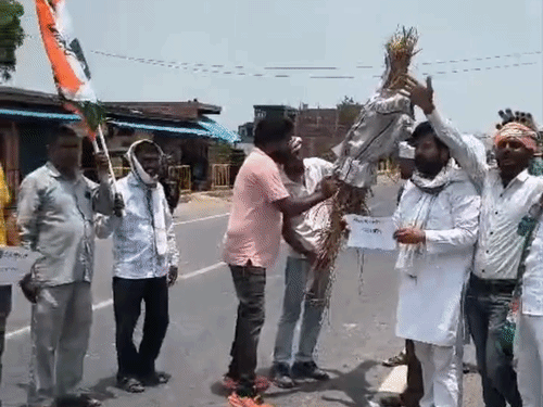 Bhadohi Congress Protest | Manoj Tiwari Effigy Burning Over Rahul ...