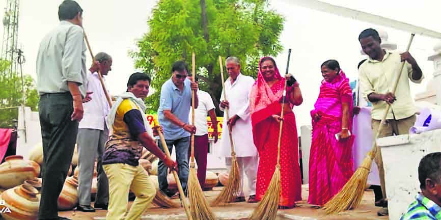Worshiped in the temple, did voluntary work at Tulsidas Memorial