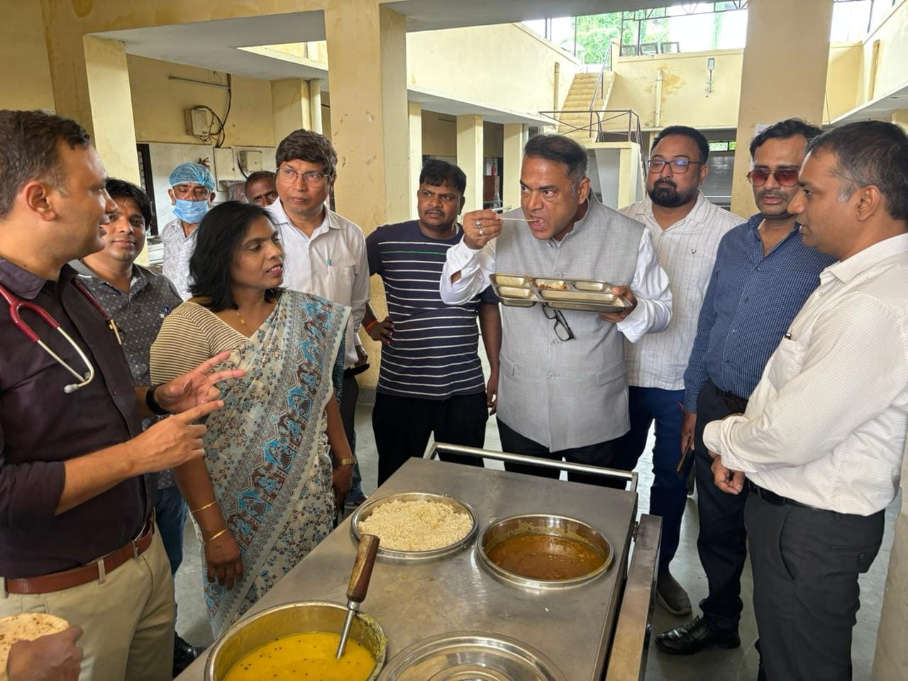 Dr. A.K. Verma Tastes Patient Food Quality at SRN Hospital, Prayagraj