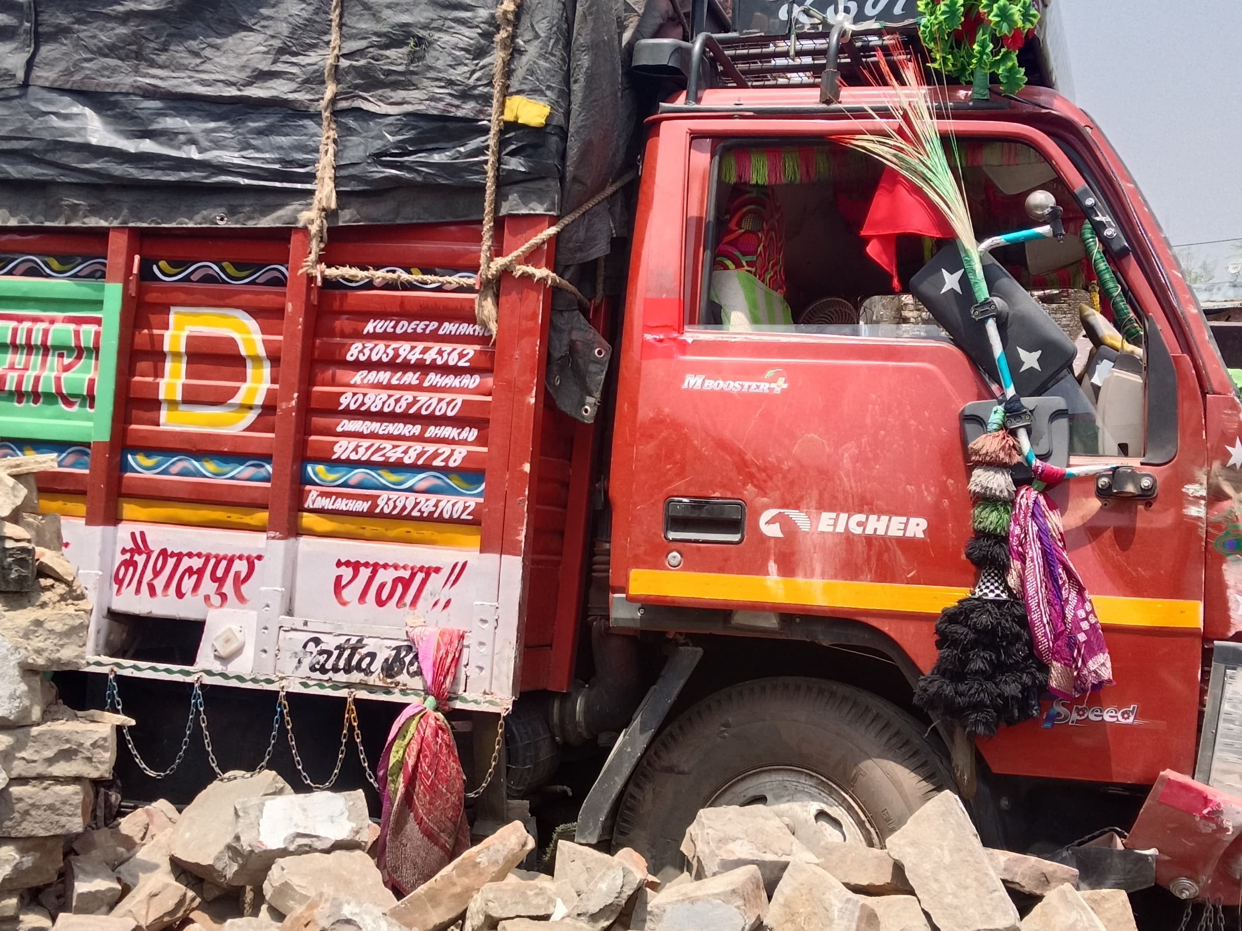 Shivpuri Truck Accident | Pahargarh House Damage, Woman Injured