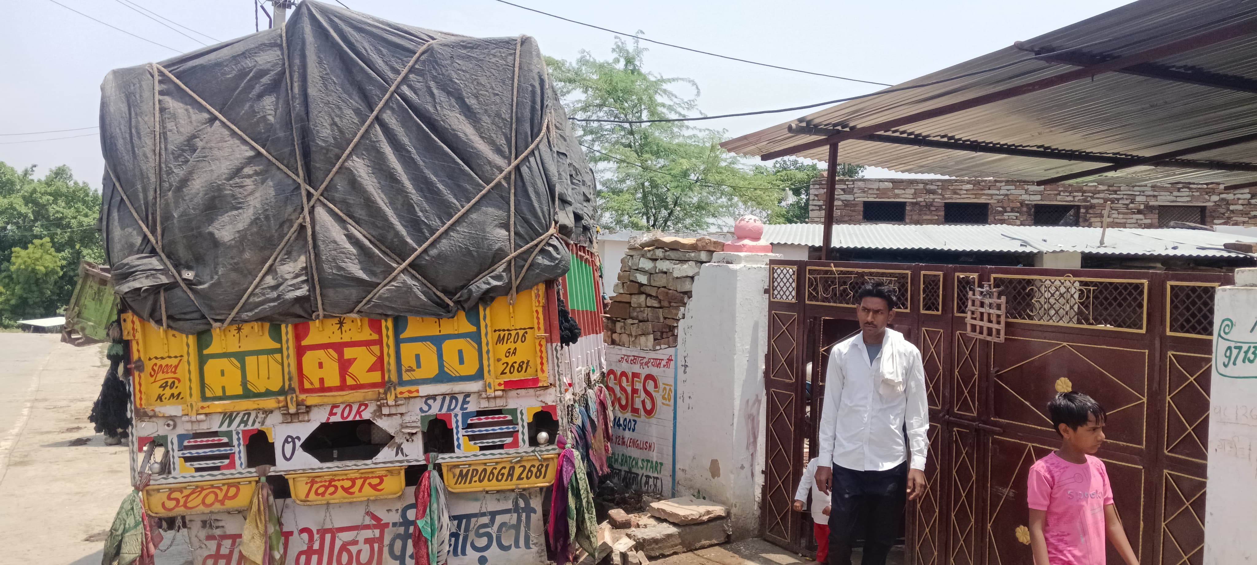 Shivpuri Truck Accident | Pahargarh House Damage, Woman Injured
