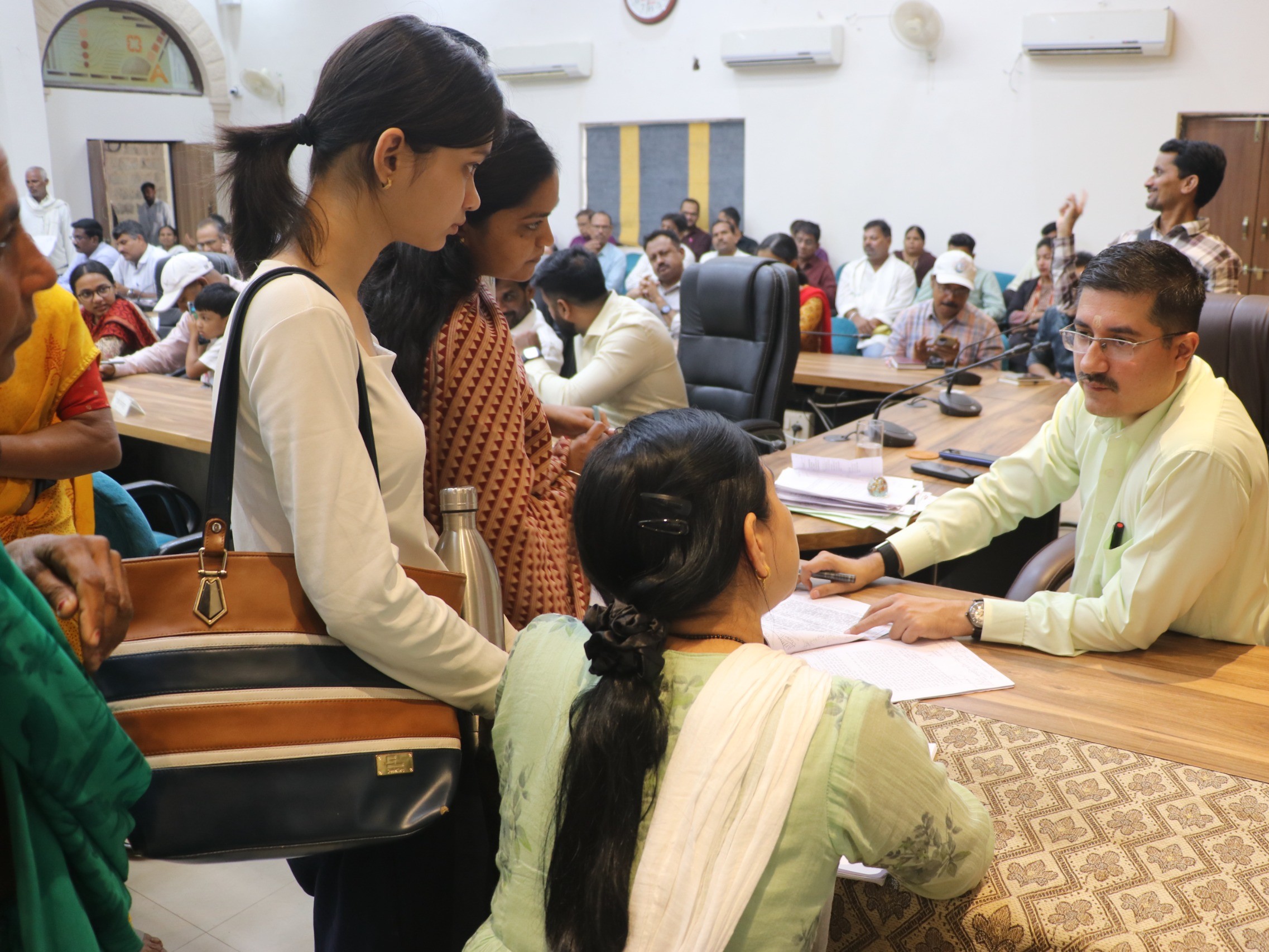 Khandwa Public Hearing: Power Meter Issues, Loan Fraud, Stray Dogs & More
