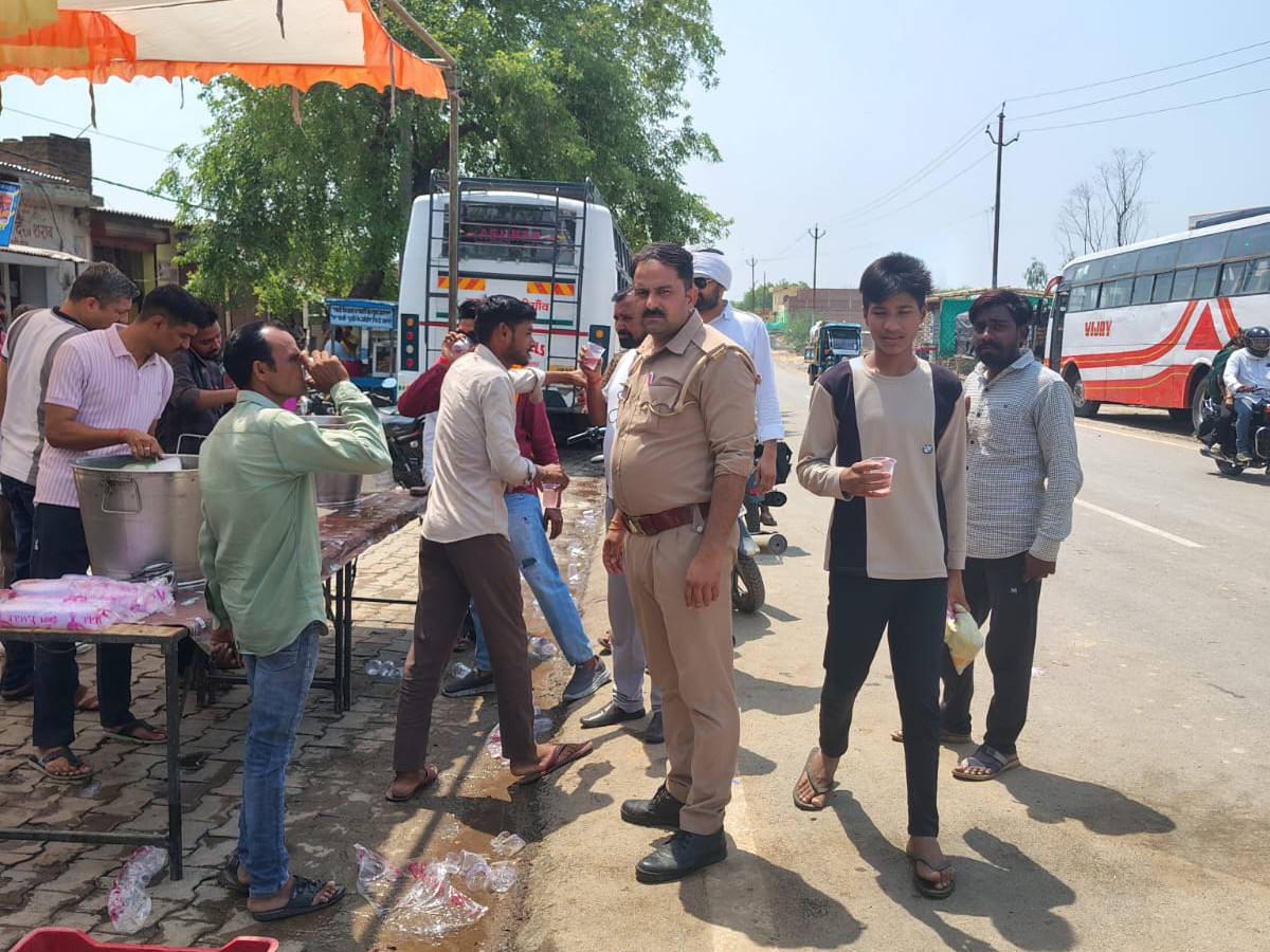 Nadigaon Police Serve Sharbat | Heat Relief For Travellers