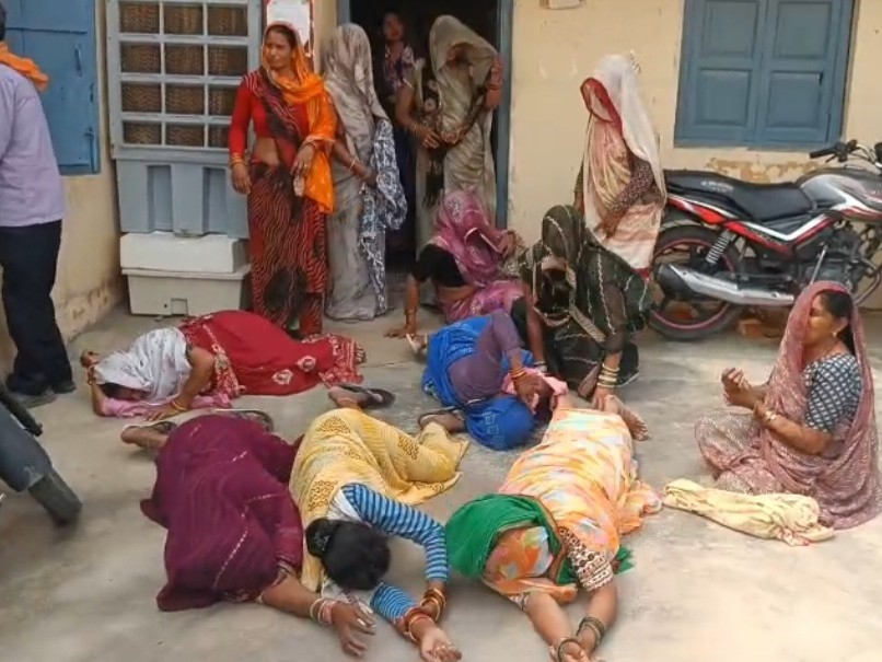 MP Tikamgarh Transformer Dispute | Women Assault Electricity Office ...