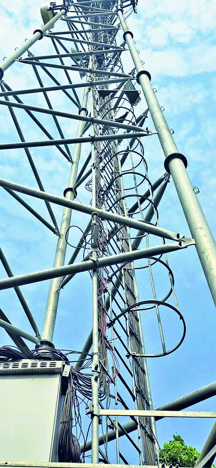 After a dispute with her lover, the girl climbed a mobile tower ...