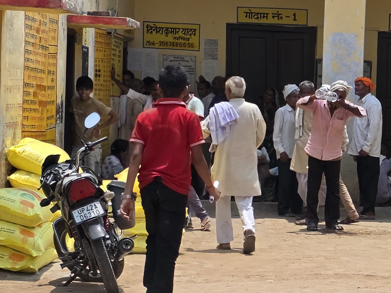 Tarun B-Packs Fertilizer Distribution | Farmers Queue for Urea