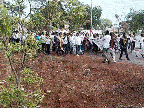 Balod Protest: Chulha Khichdi at Collectorate Over Tuegondi-Patheshwar ...