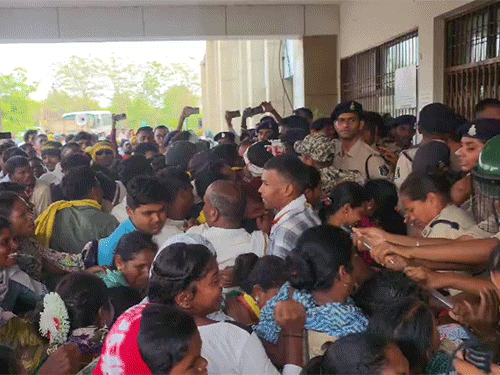 Balod Protest: Chulha Khichdi at Collectorate Over Tuegondi-Patheshwar ...