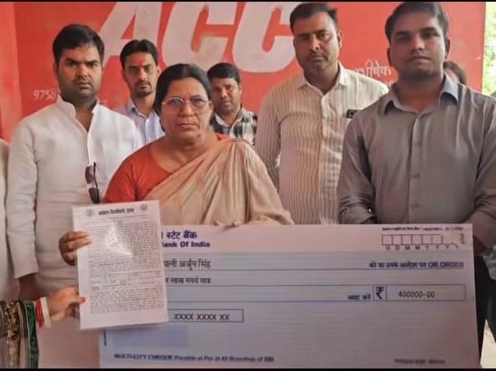 Etawah Sadr MLA & SDM Hand Over Cheque To Widow; Rs 4 Lakh Relief
