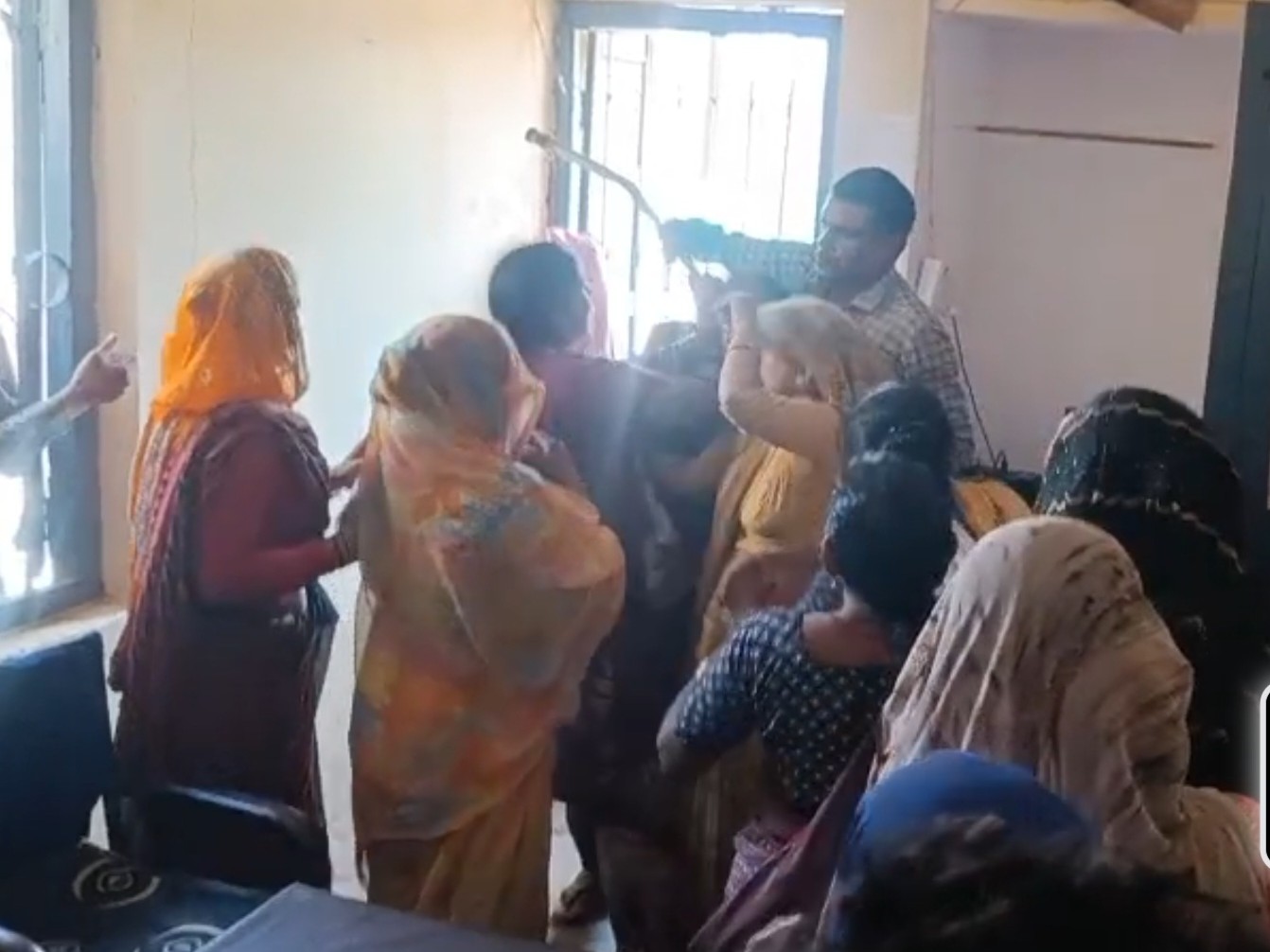 MP Tikamgarh Transformer Dispute | Women Assault Electricity Office ...