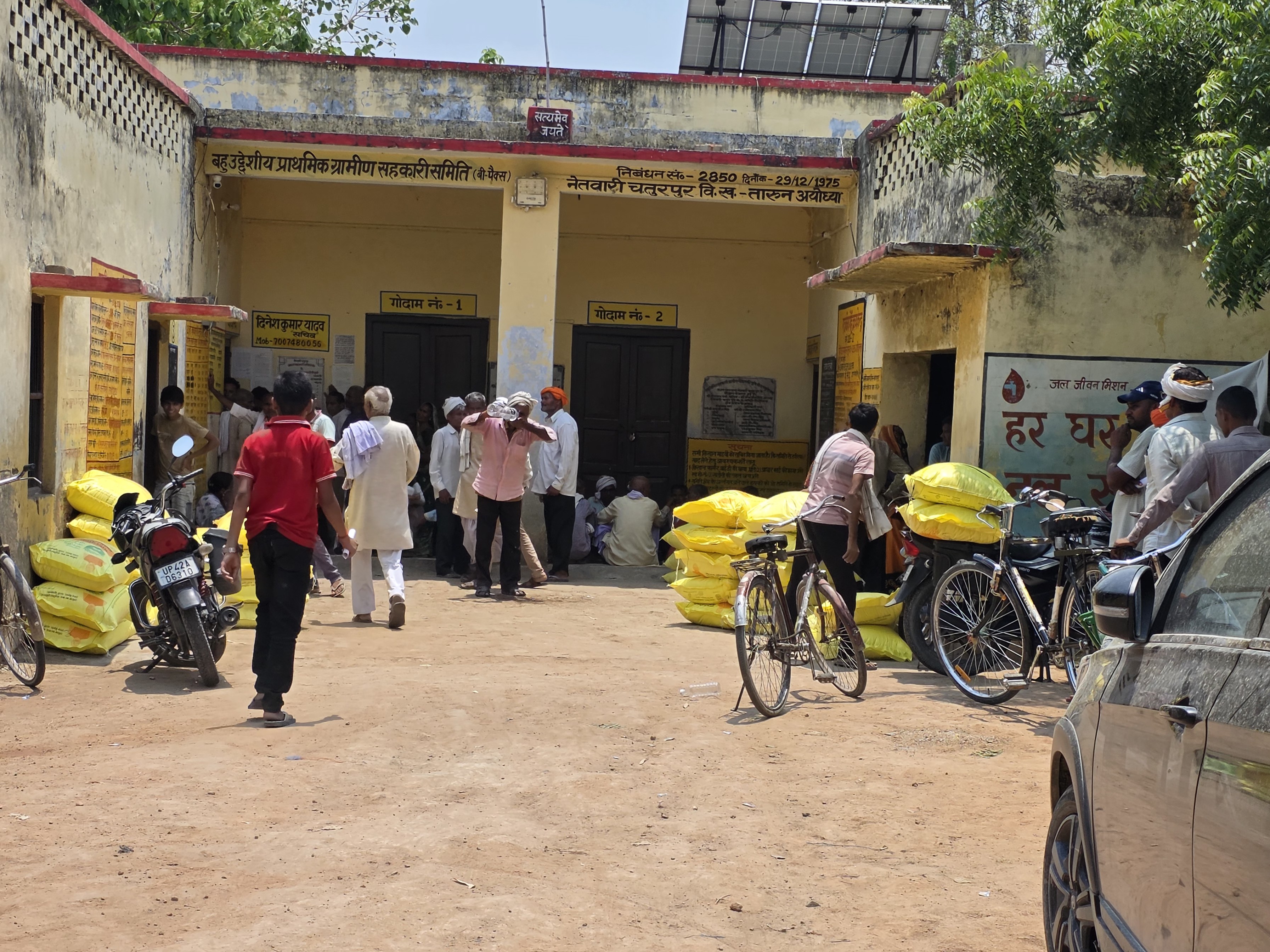 Tarun B-Packs Fertilizer Distribution | Farmers Queue for Urea