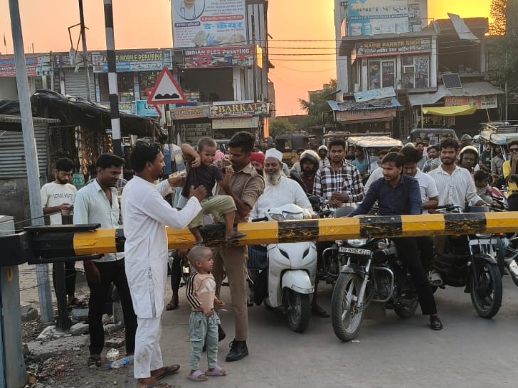 UP Railway Crossing Kids Saved | Train Accident Averted at Jadupur Crossing