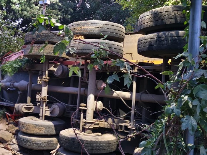 Chitrakoot Accident | Chhivhala Ghati Dumper Overturns, Elderly Man Dies