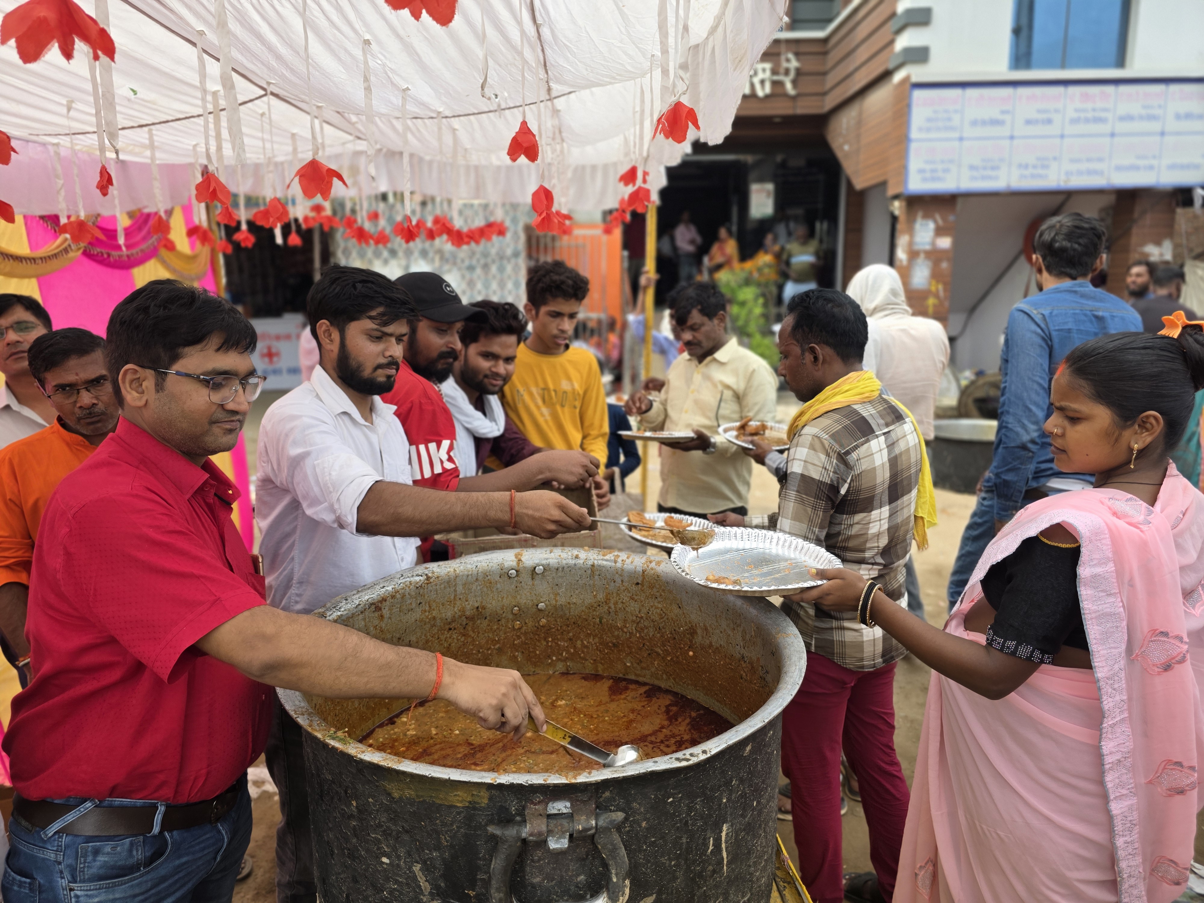 Kaushambi Pure Drinking Water Arrangements for Passersby | Bade Mangal
