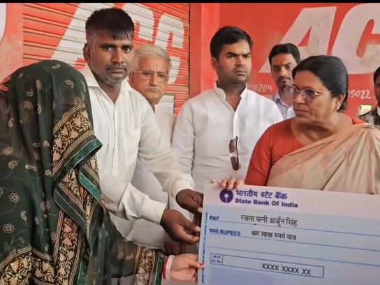 Etawah Sadr MLA & SDM Hand Over Cheque To Widow; Rs 4 Lakh Relief