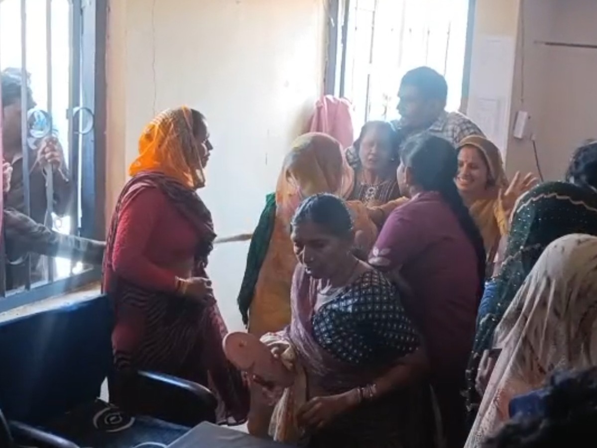 MP Tikamgarh Transformer Dispute | Women Assault Electricity Office ...