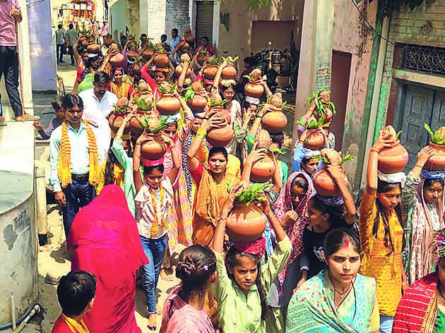 The 11-day Shiva Mahapuran began with the Kalash Yatra in Basai Nawab.