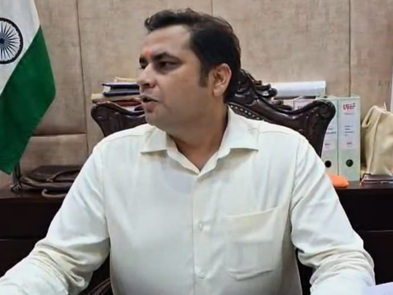 MP Collector Fines SDM, Tehsildar Over Lok Seva Gantri Negligence