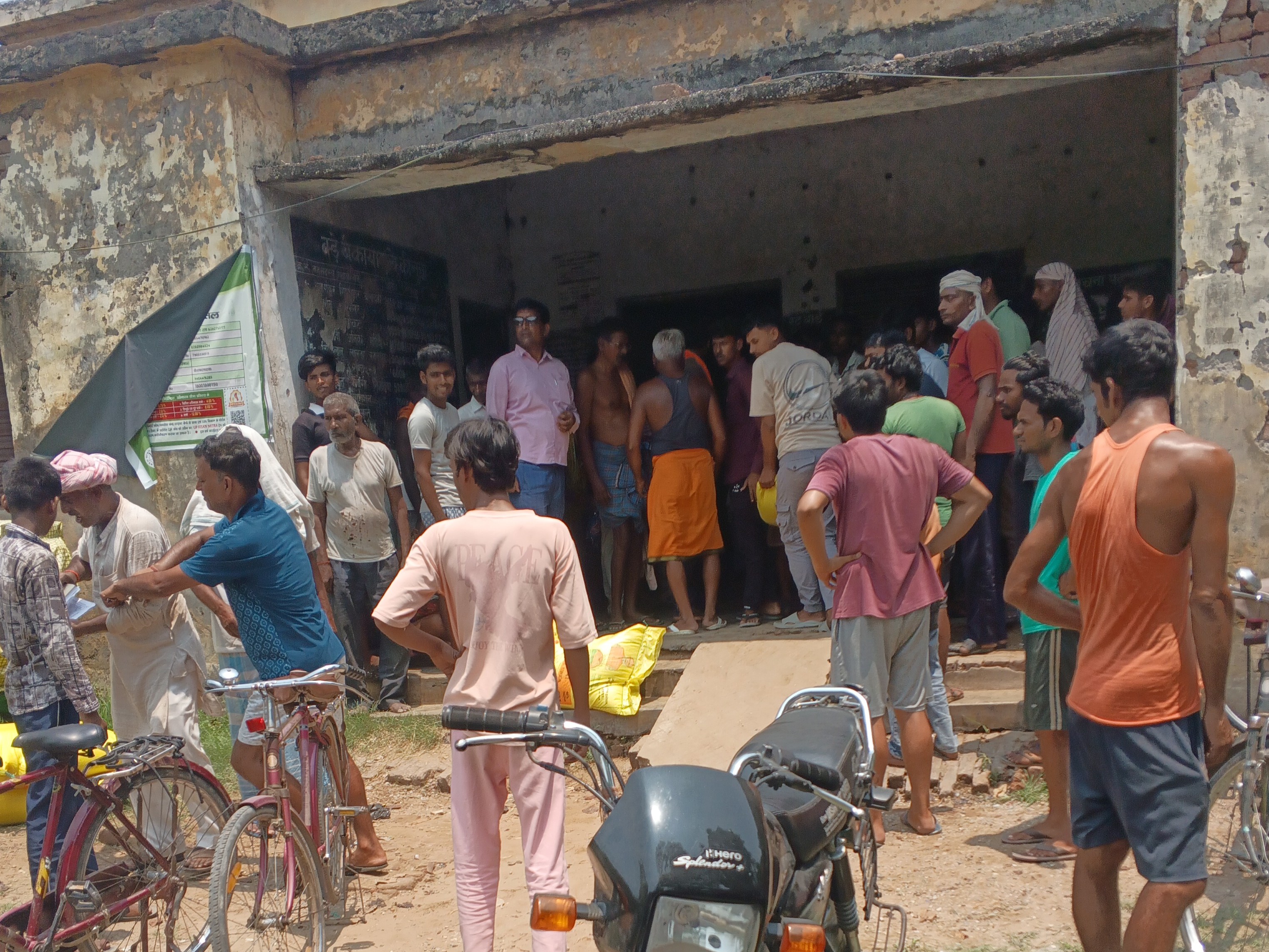 Padrauna Khad Vitran Vivad | Yuria Samiti Marpeet Aarop