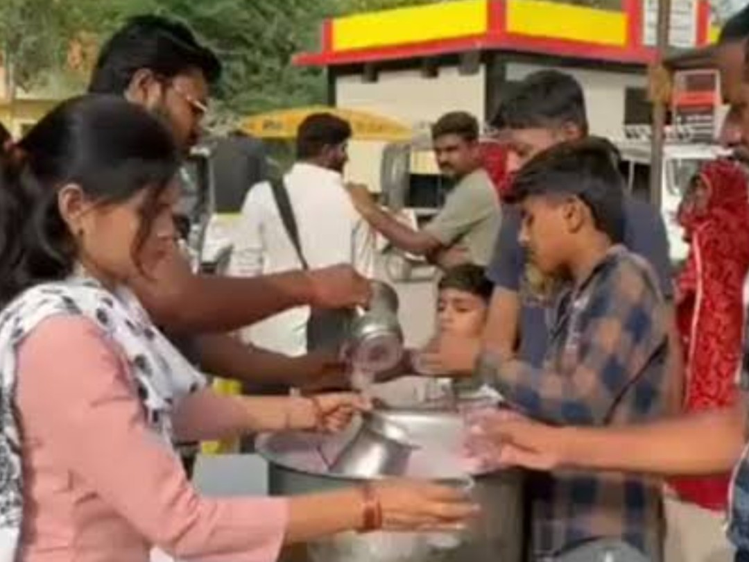Bhishan Garmi: Youths Serve Cold Sharbat to Passersby | Bhawalpur Adda