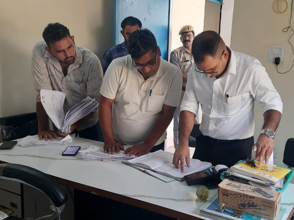 Sikandrabad SDM Inspects Urea Center | Farmers Fertilizer Supply ...