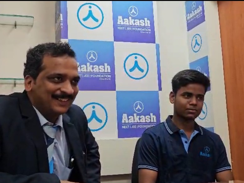 Kanpur Aakash Institute 20 Students Crack JEE Advanced | Divyansh Rank 1923