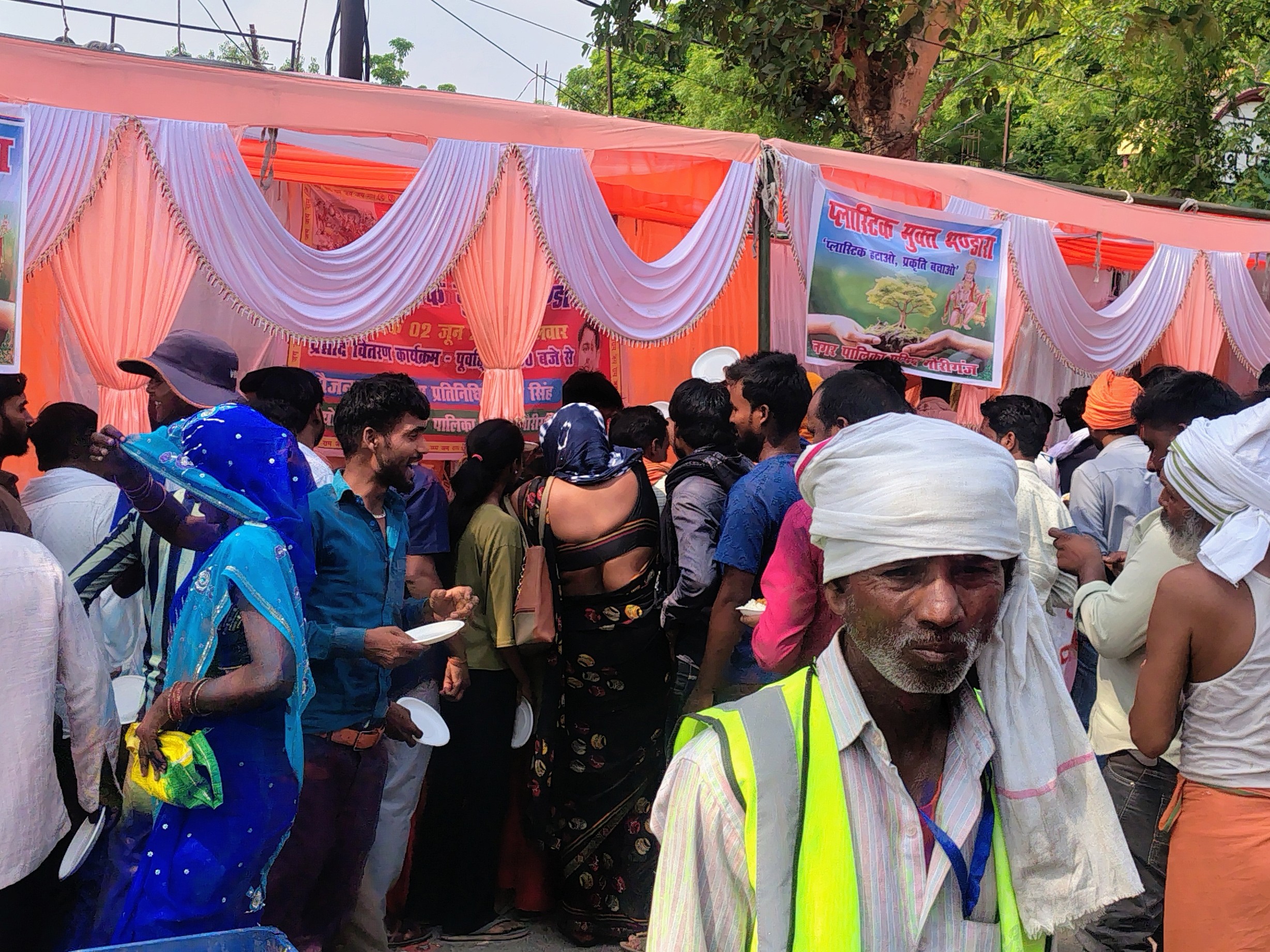 Gauriganj Block Gate Bhandara: Hundreds Enjoy Prasad