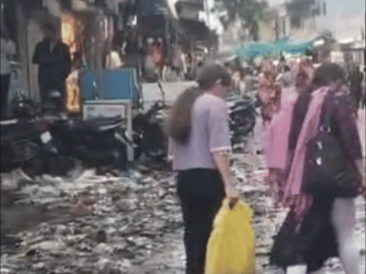 Ichhawar Nagar Parishad Swachhta Dawa Pole Khul: Naliyon Ka Pani Sadkon Par