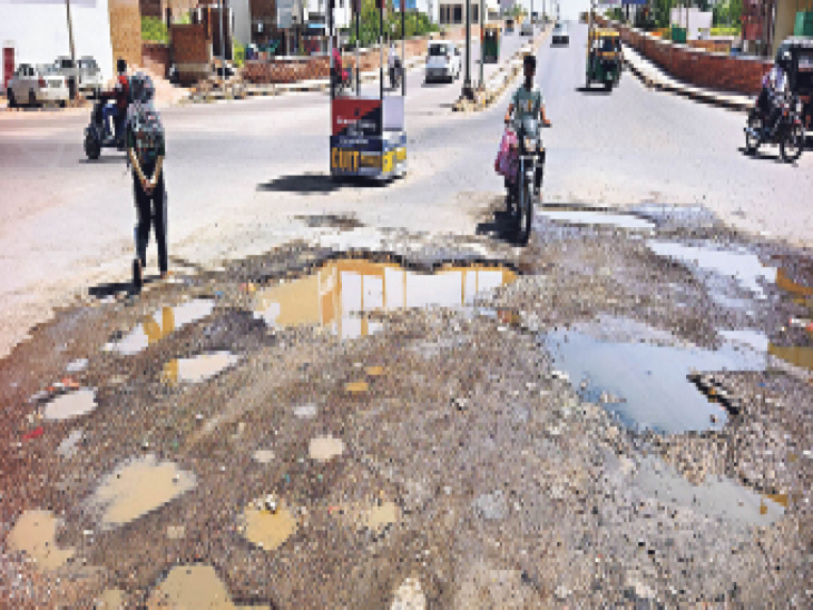 The sanitation survey team visited our country: The sewer in front of ...