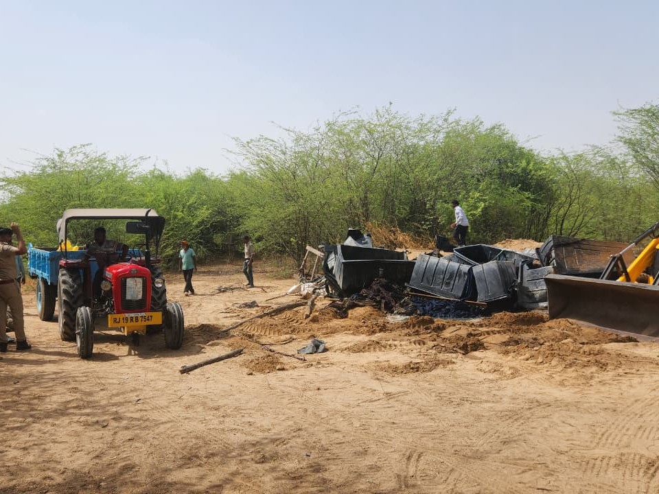 Jodhpur JDA & Pollution Board Demolish Illegal Factory, Plastic Tanks ...