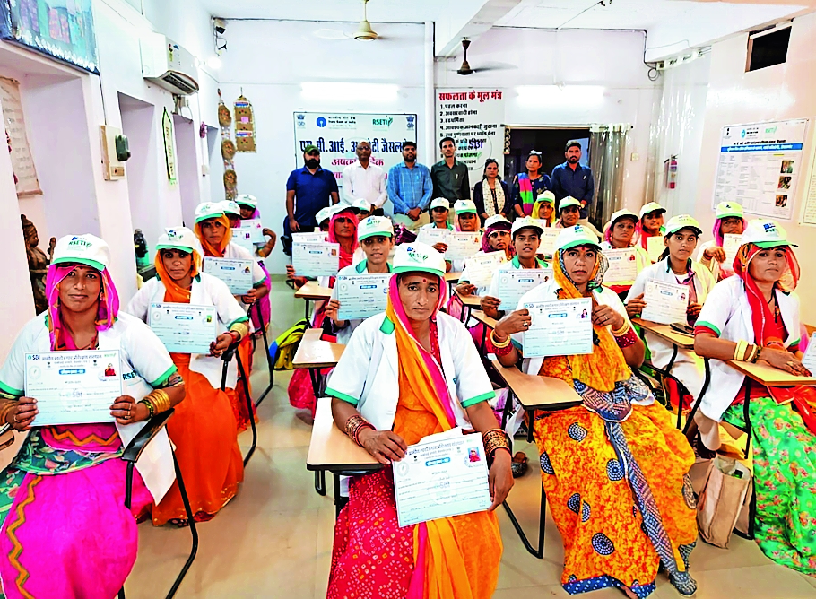 Jute products making training completed in Mohangarh, certificates ...