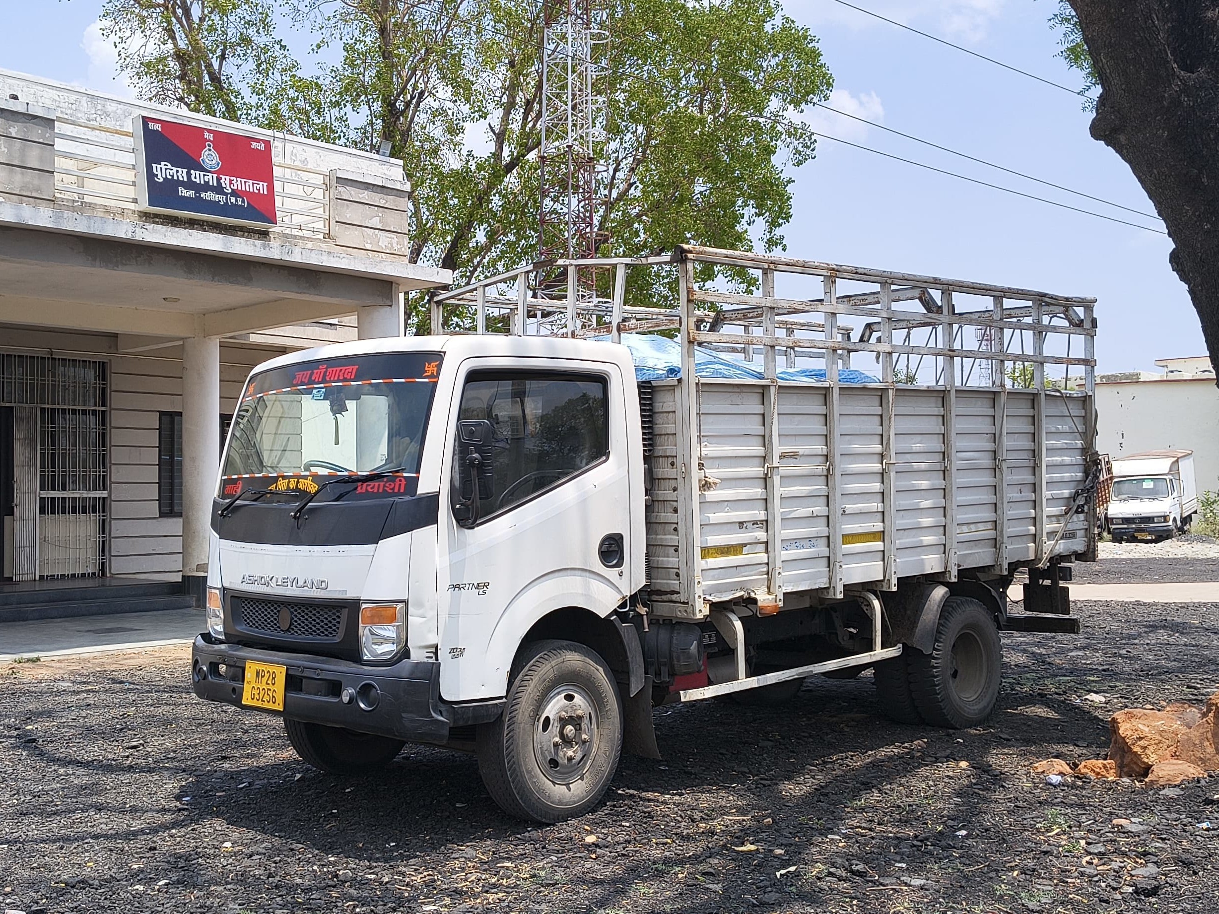 Narsinghpur DAP Khad Black Marketing Truck Seized | 160 Bags Found