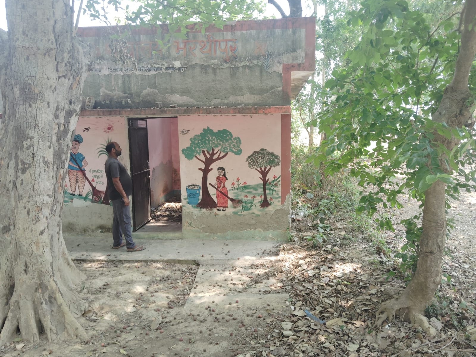 Barabanki Mini Secretariat Garbage Dump | Villagers Demand Action