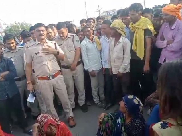 Shivpuri Accident: Family Road Block For Insurance Demand