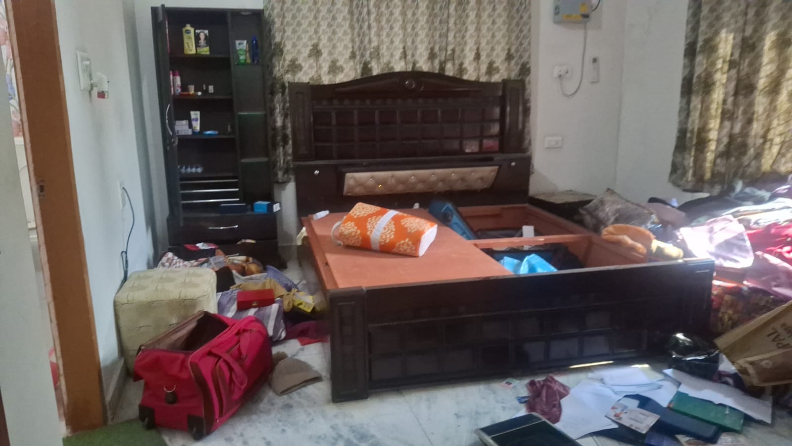 Varanasi Band Makaan Chori | Rs 1.50 Lakh Goods Missing