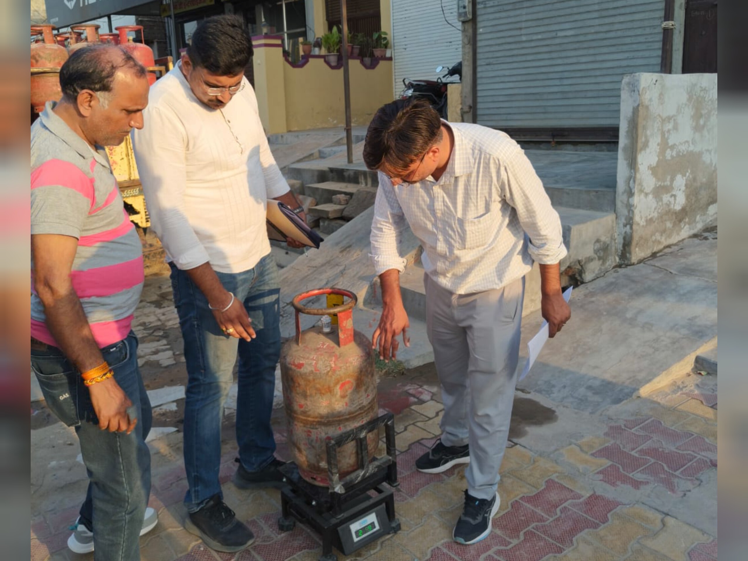 Suratgarh Gas Agencies Fined ₹11k, 8 Cylinders Seized | Gas Theft
