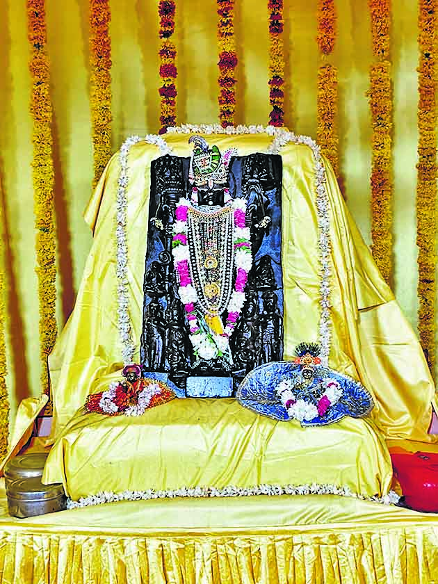 Nikunj decorated with 21 kg of rose and mogra flowers