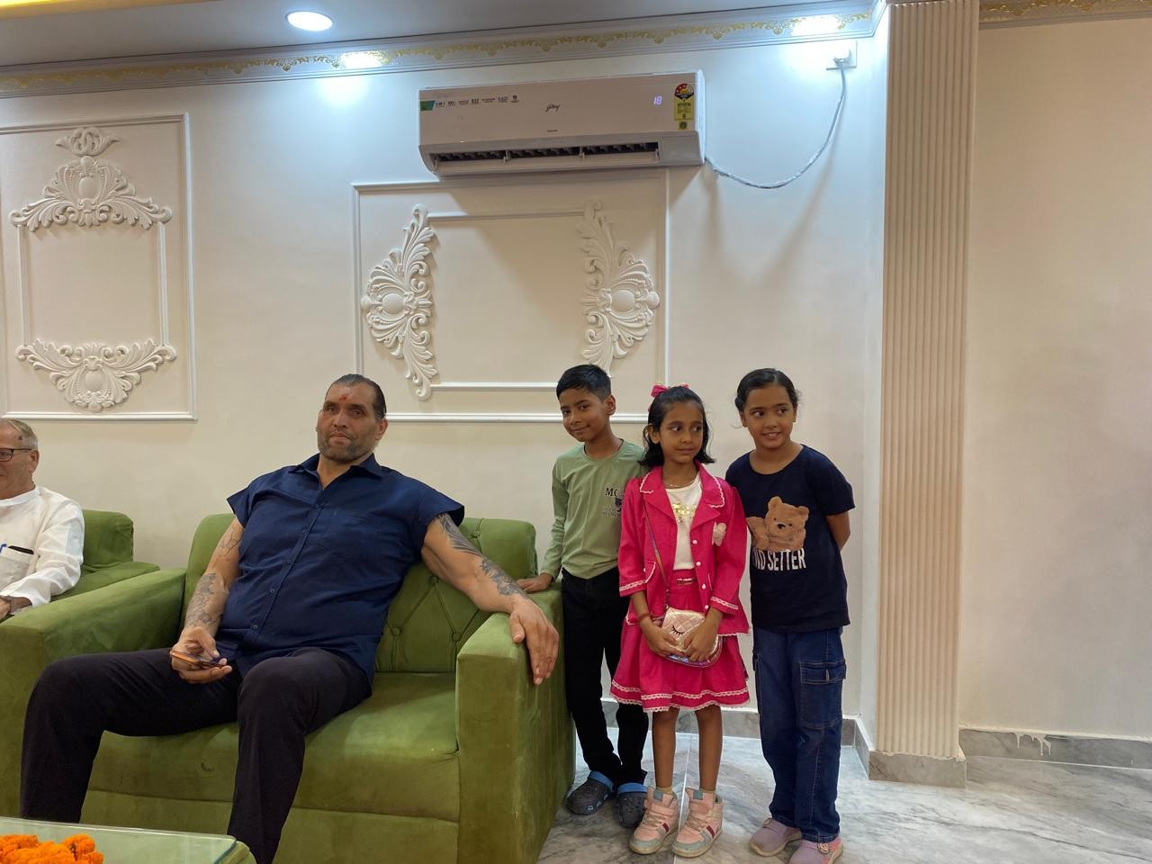 Great Khali Kanpur Visit: Yogi Raj Wanted, Says Wrestler | Restaurant ...