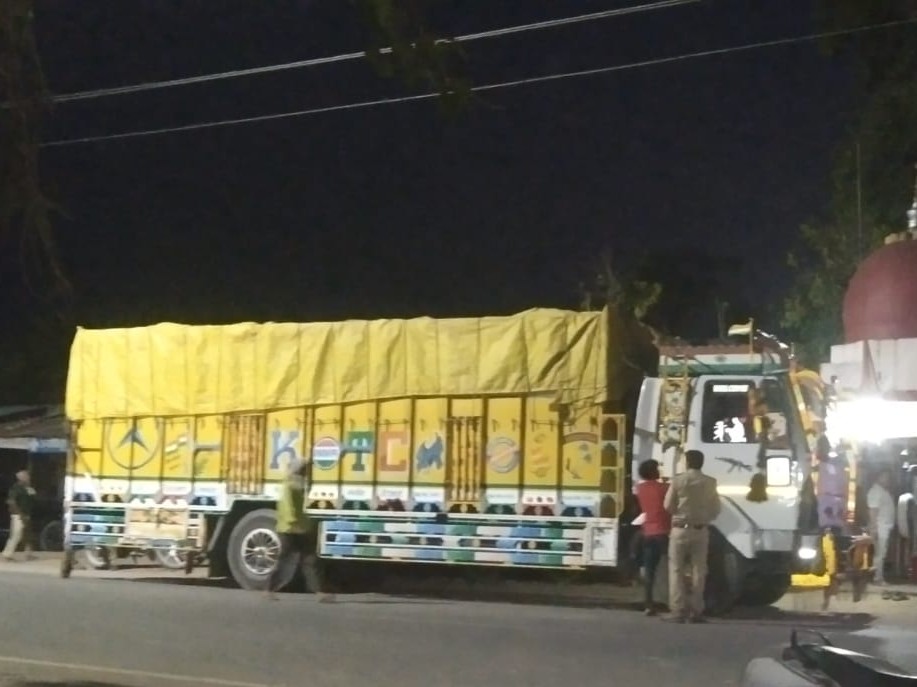 Kishanpur Vijaypur Chauraha Neem Wood Truck Seized
