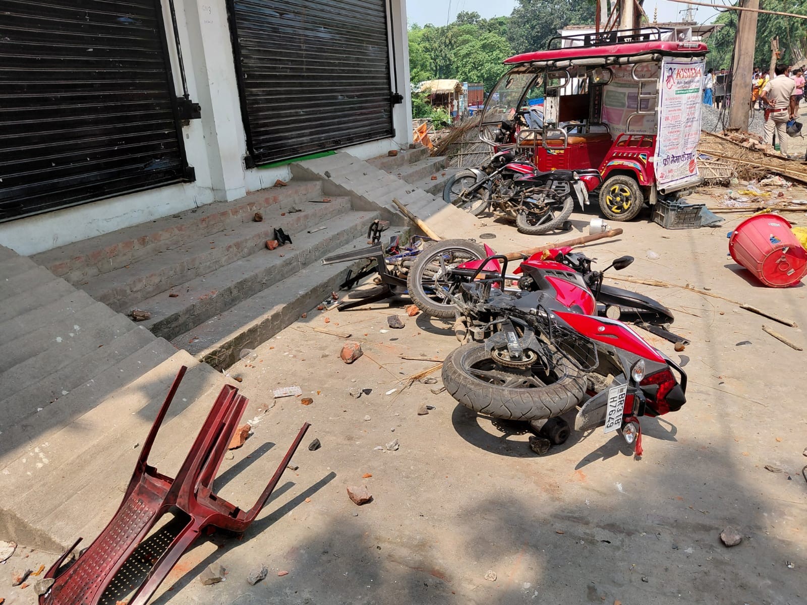 Saran Traffic Jam NH19 | Two Injured, Bikes Damaged Amidst Road Dispute