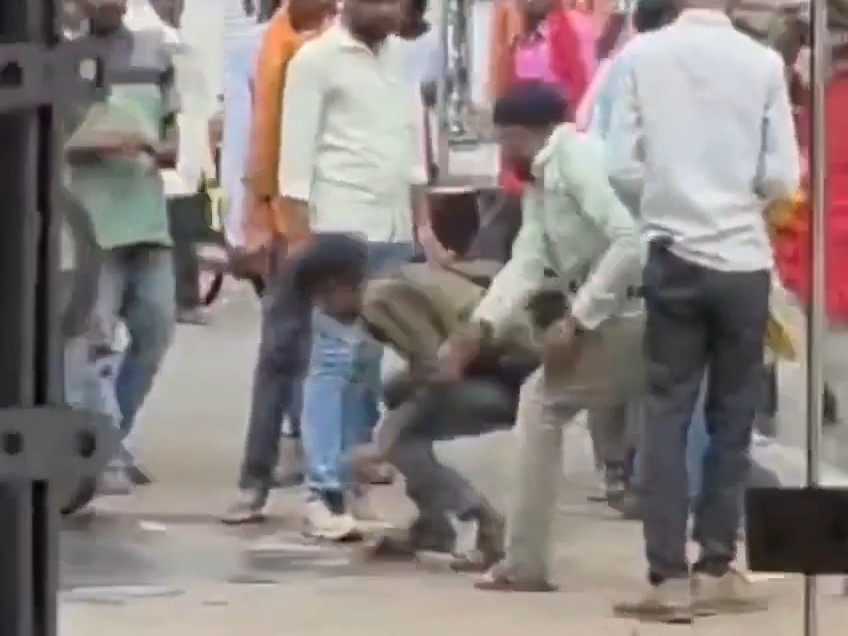 Baidhan Bus Stand Auto Driver Fight | Passengers Face Trouble