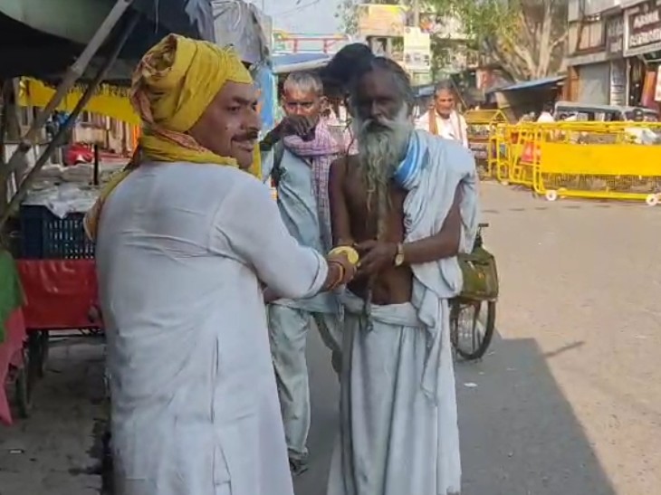 Mathura BJP Leader Distributes Mangoes to Pilgrims during Parikrama Yatra