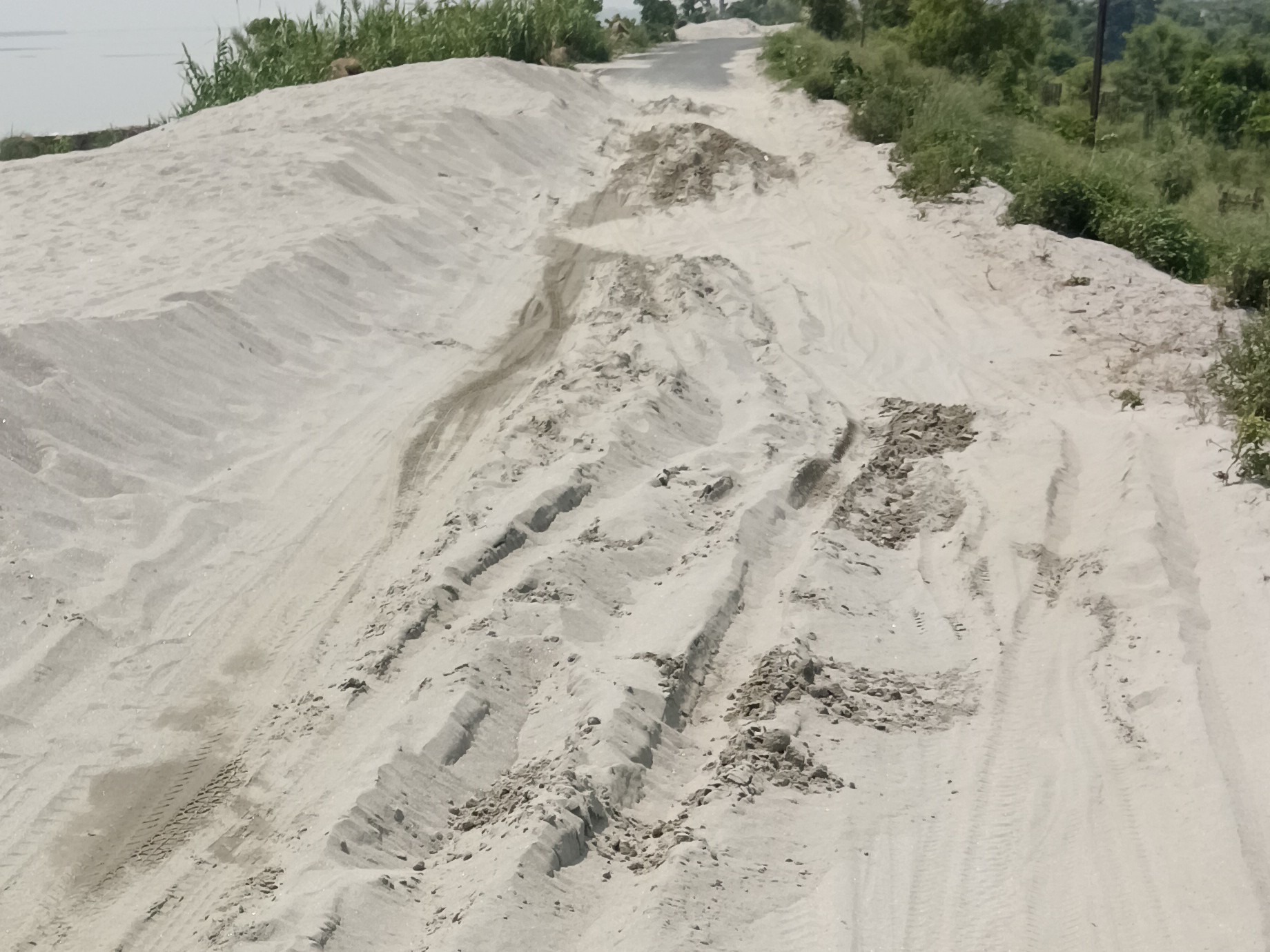 UP-Bihar Road Blocked: Chandrapur Embankment Soil & Sand Traffic Jam